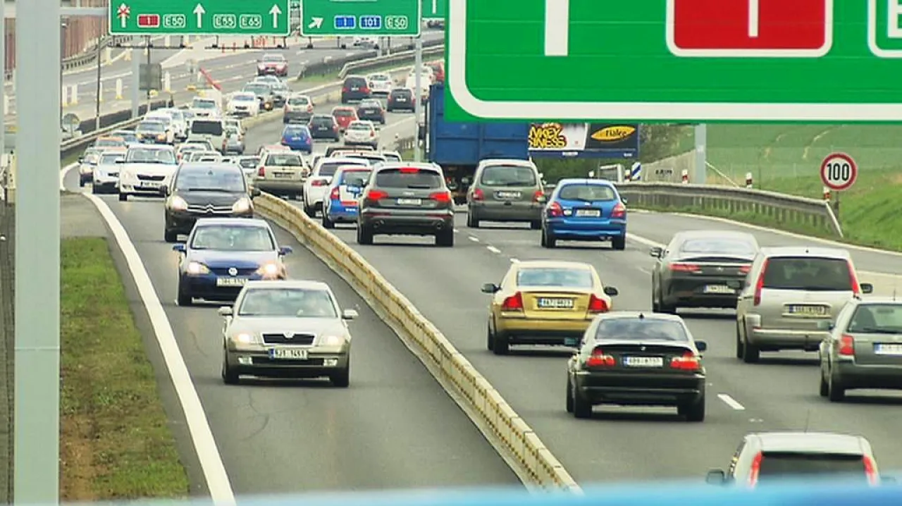 Dálnice D1 bude opět plná značek, omezení a kolon — ČT24 — Česká televize