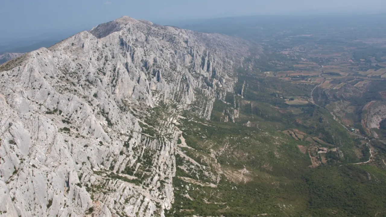 Výhled z hory St. Victoire nabízí Provence jako na dlani — ČT24 — Česká ...