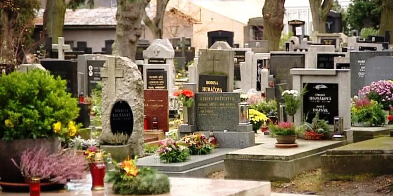 Lidé nemají čas zapálit svíčku na hřbitově, přenechávají to ...