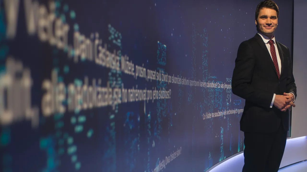 Moderátor ČT Daniel Stach obdržel medaili za popularizaci vědy — ČT24 ...