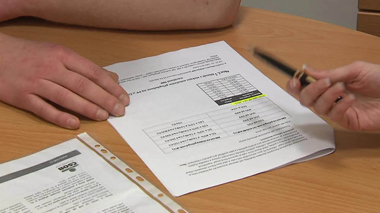 Policie stíhá muže, který napálil 5 tisíc akcionářů hutí a železáren ...