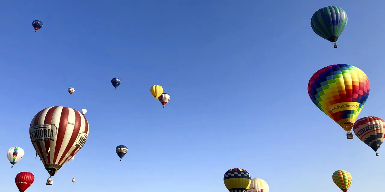 OBRAZEM: Balony jako lampiony nad hradem. Nejdřív ozdobily Bouzov, pak ...