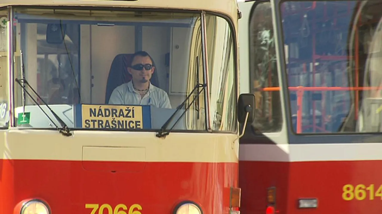 V pražské Bělohorské ulici tramvaj srazila a zabila chodce — ČT24 — Česká televize