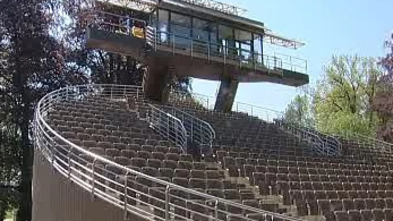 Divadlo v Českém Krumlově si stěžuje na příliš vysoké poplatky — ČT24 ...