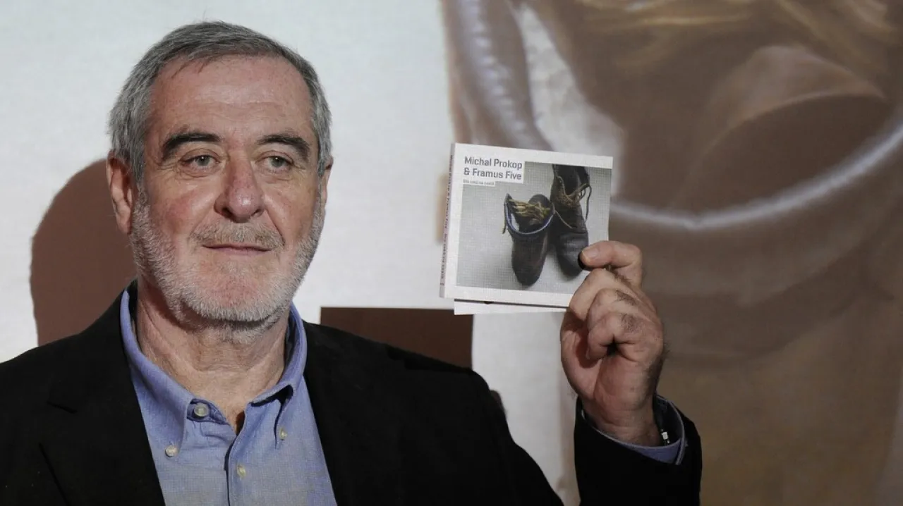 Michal Prokop připluje s deskou do Archy — ČT24 — Česká televize