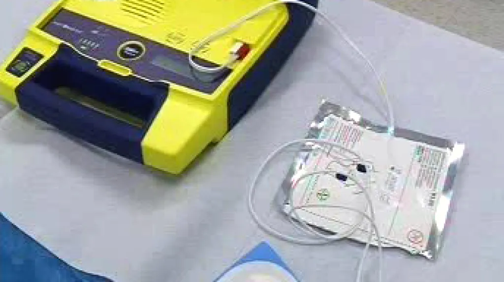 Brněnští strážníci se učí používat defibrilátor — ČT24 — Česká televize