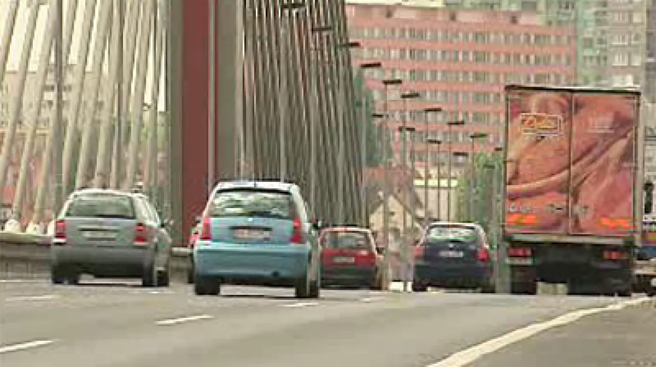 Lanový most v Praze má opět šest pruhů — ČT24 — Česká televize