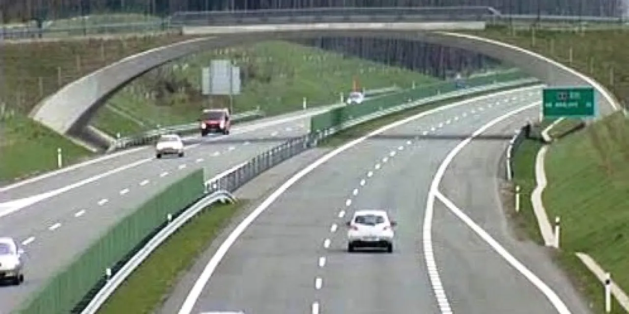 Euro: ŘSD chybí 90 milionů na pozemky pro D11 — ČT24 — Česká televize