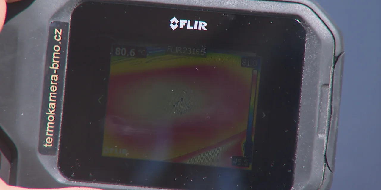 Horko v kolonách na dálnici D1. Teplota stoupala přes 60 stupňů — ČT24 — Česká televize
