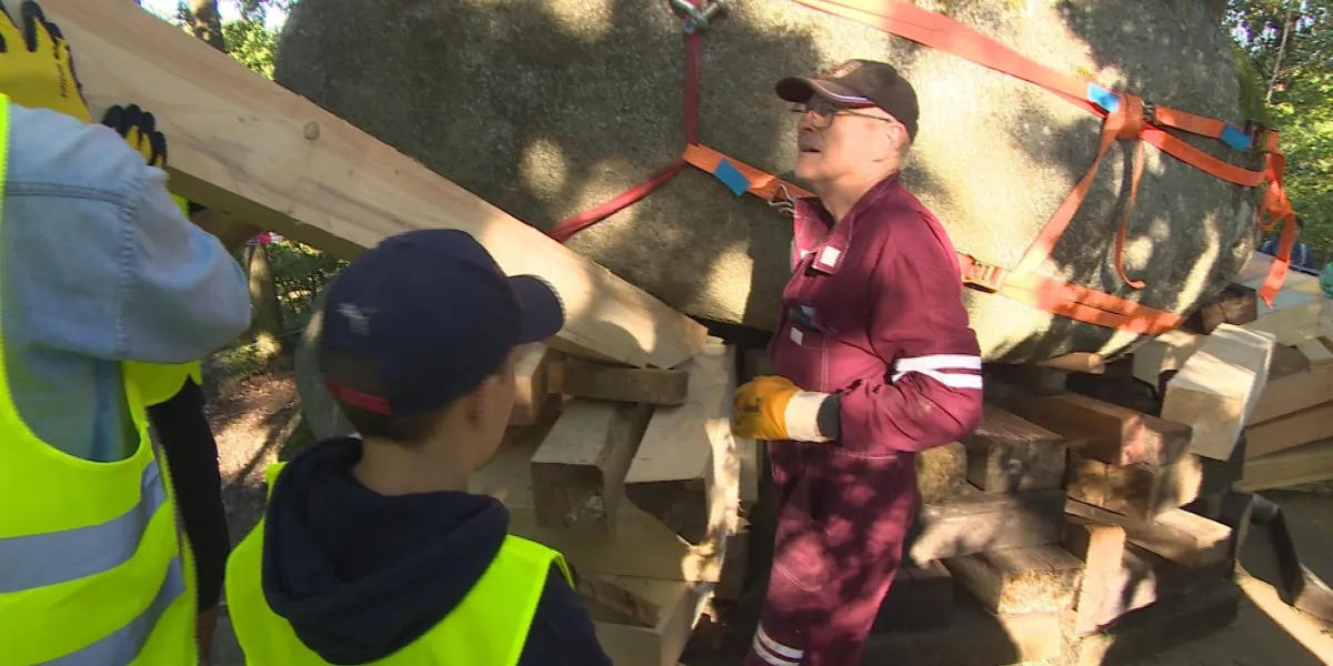 Dobrovolníci přesunuli viklan v Kadově na původní místo. Pomáhal jim ... Dobrovolníci přesunuli viklan v Kadově na původní místo. Pomáhal jim ...