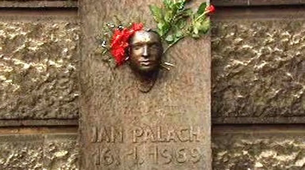 Česko si připomíná 40 let od sebezapálení Jana Palacha — ČT24 — Česká ...