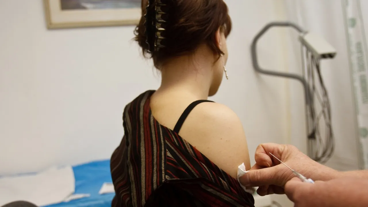 Imunolog: Očkování proti chřipce zbytečné není, už je ale pozdě — ČT24 ...