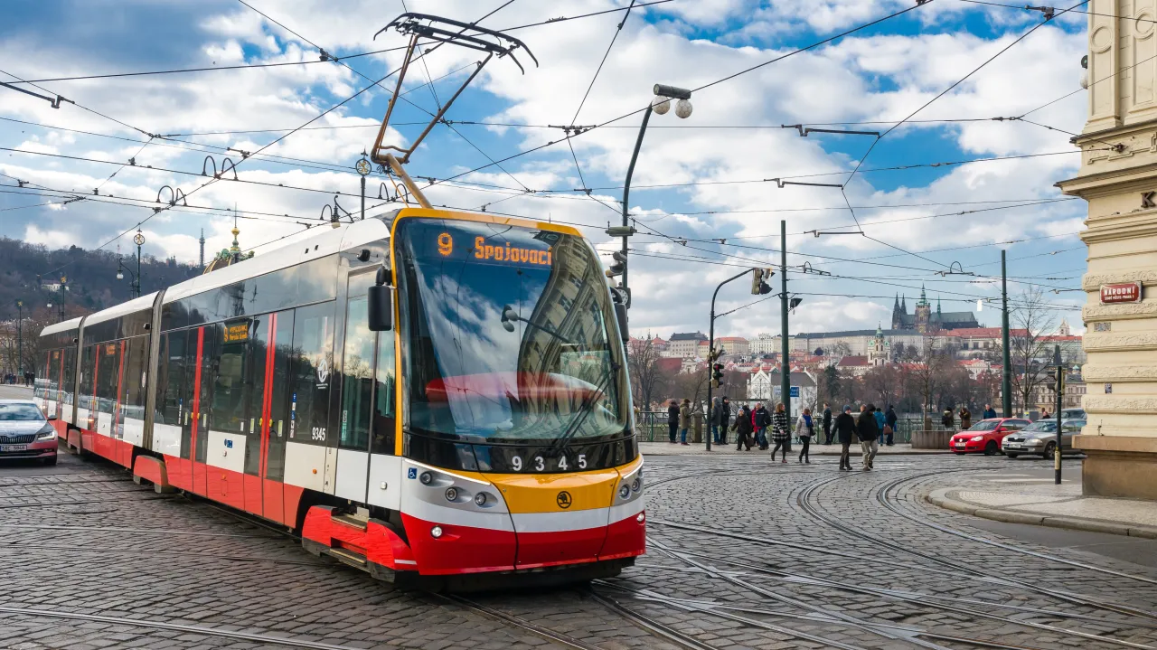 MHD v Praze pojede dočasně omezeně, tramvaje čeká několik výluk — ČT24 — Česká televize