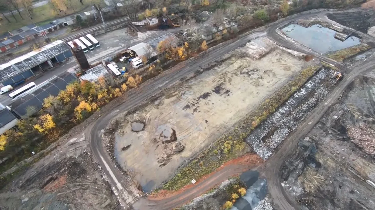 Z Bohumína odvážejí hlínu nasáklou ropou. Místo bývalé rafinerie bude ...