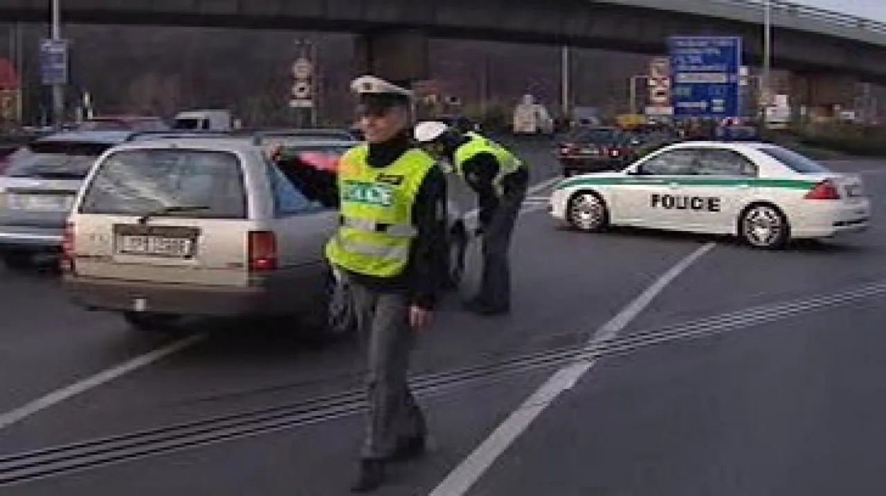 Dvě nová policejní auta se srazila na Barrandovském mostě — ČT24 ...