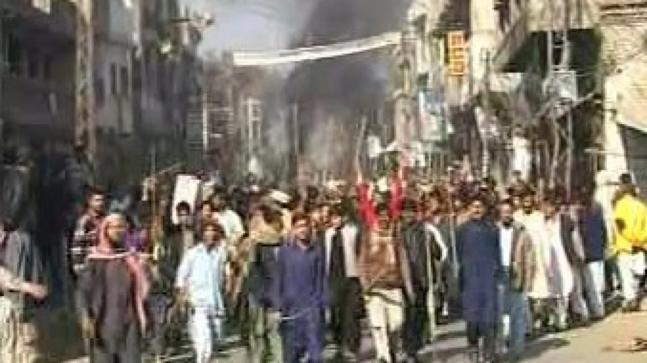 V Pákistánu vypukly nepokoje, policie může střílet — ČT24 — Česká televize