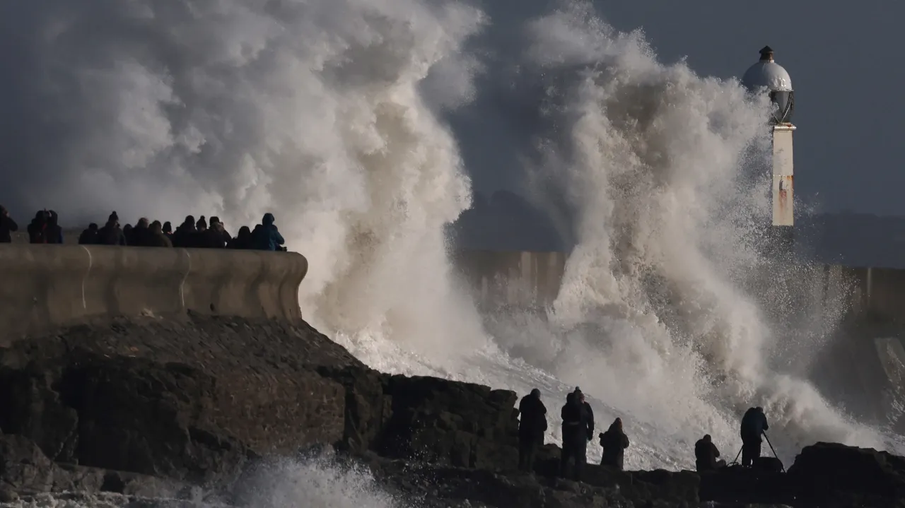 Britské ostrovy zasáhla bouře Éowyn, statisíce domácností jsou bez ...