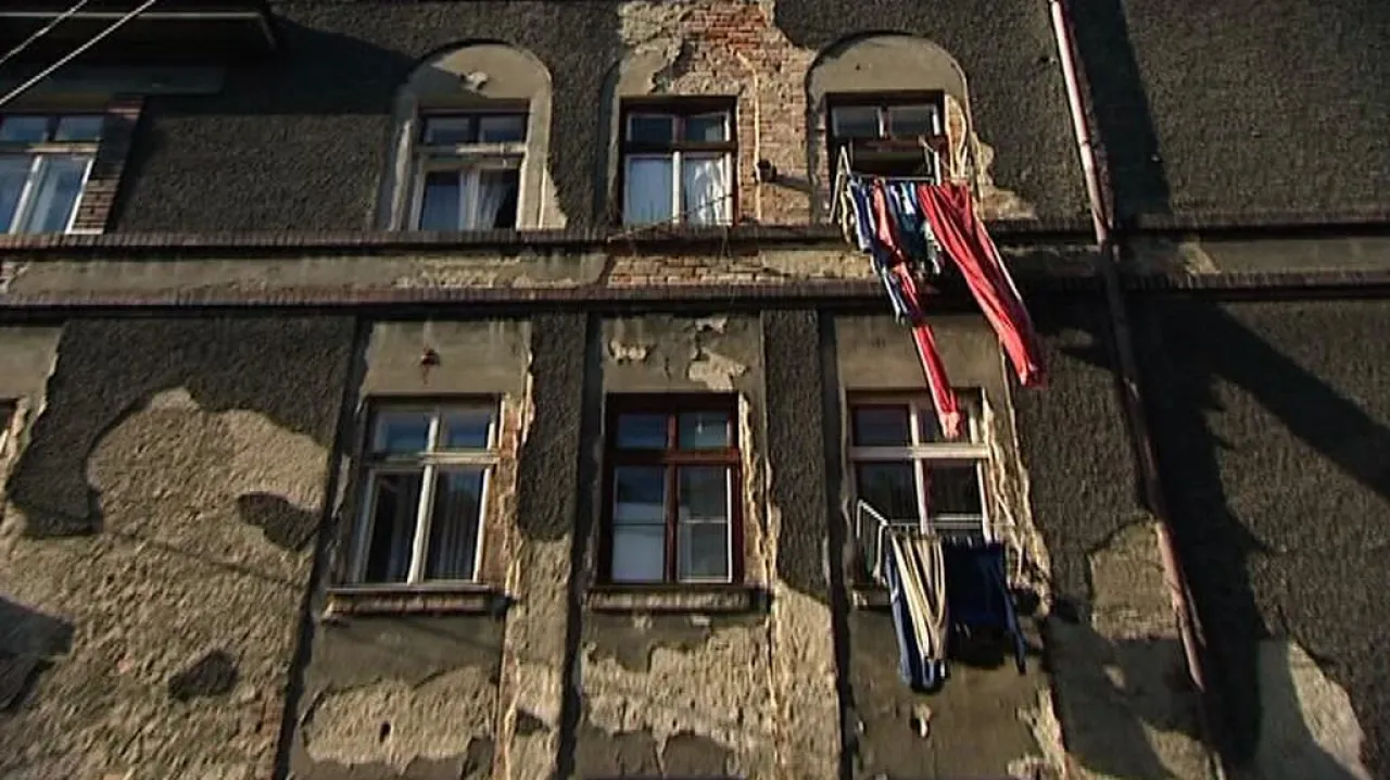 Lidé z Přednádraží podepsali nové smlouvy — ČT24 — Česká televize