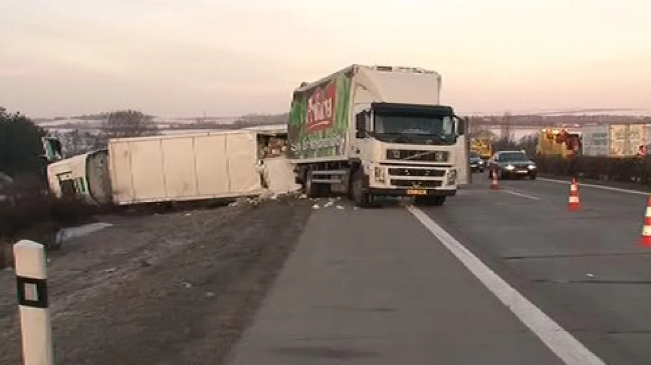 Náledí zkomplikovalo dopravu, nehody blokovaly D1 i R7 — ČT24 — Česká ...