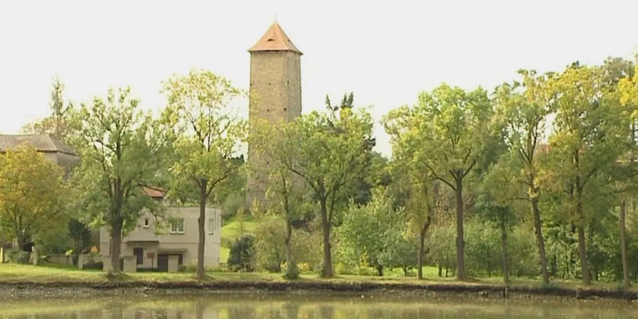 Chrast láká na „babičku“ vodárenskou věž — ČT24 — Česká televize