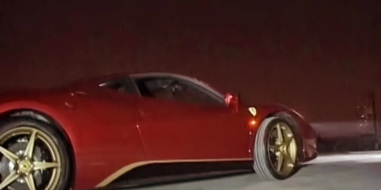 Ferrari za 19 milionů pogumovalo hradby v Nankingu — ČT24 — Česká televize