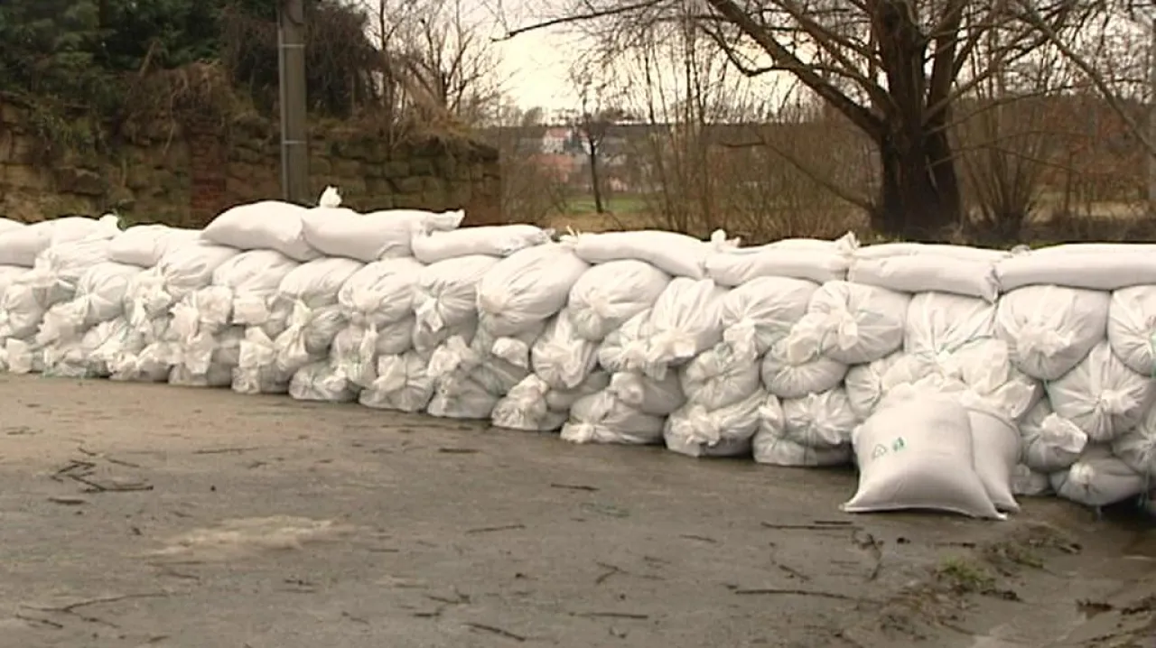 Hasiči z Plzeňska chtějí vrátit protipovodňové pytle — ČT24 — Česká ...