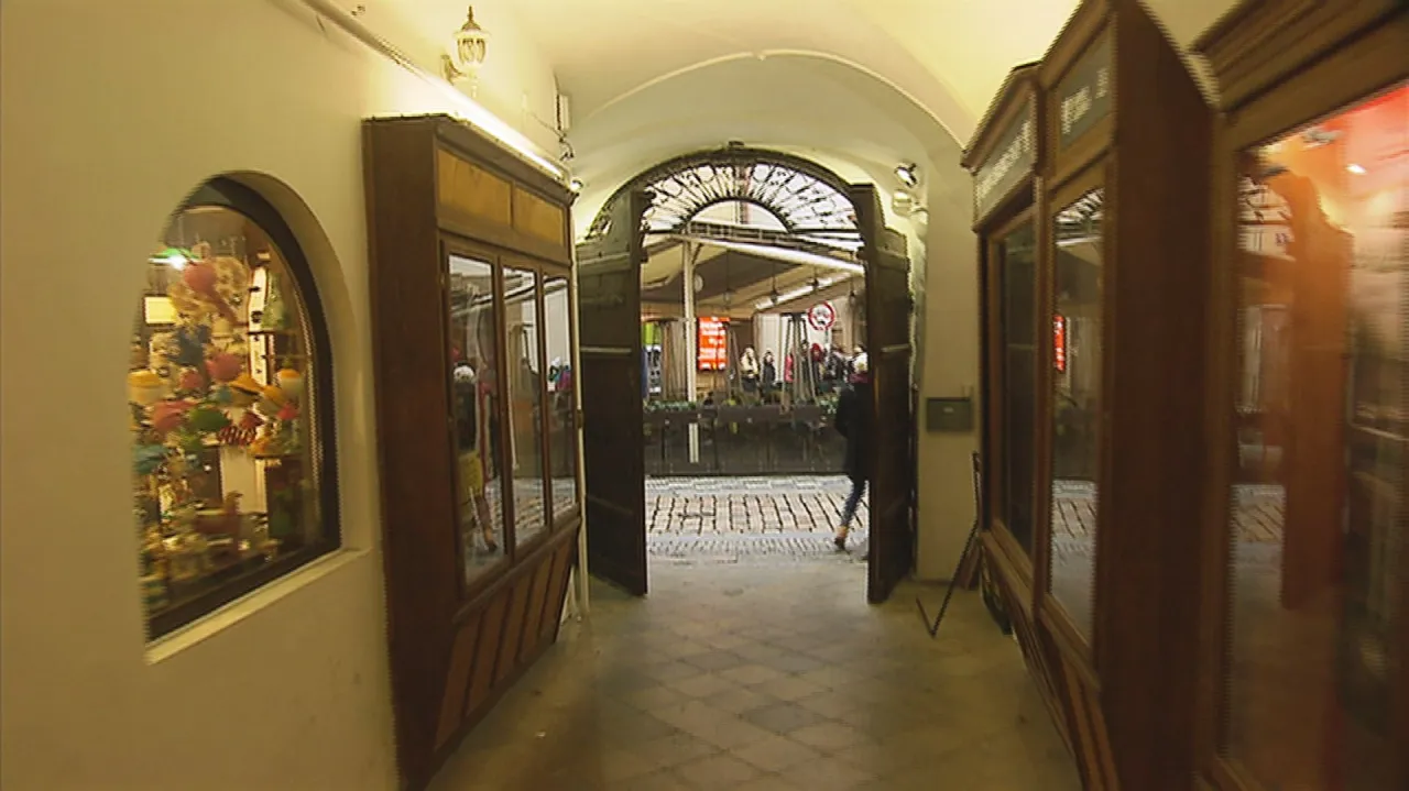 Staropražské průchody mizí, zavřela se i Železná vrata — ČT24 — Česká ...