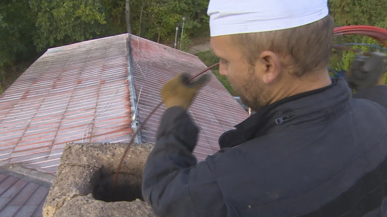 Před zimou je velký zájem o kominíky. Na jejich služby se čeká i měsíc ...