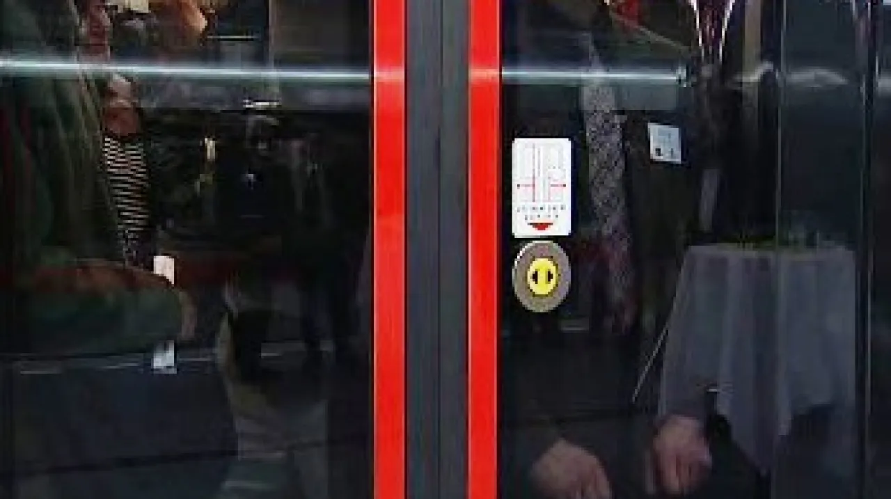 Po pádu člověka do kolejiště nejezdilo metro na trase B — ČT24 — Česká televize