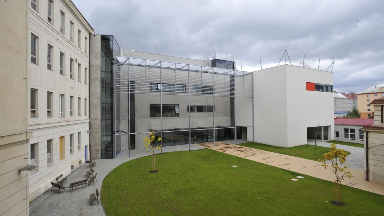 Nejstarší české gymnázium střední Moravy otevřelo novou budovu — ČT24 — Česká televize