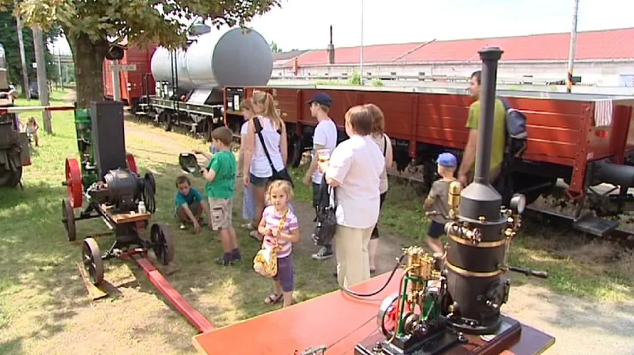 Z Rosic stoupá dým – to se sjely parní stroje — ČT24 — Česká televize