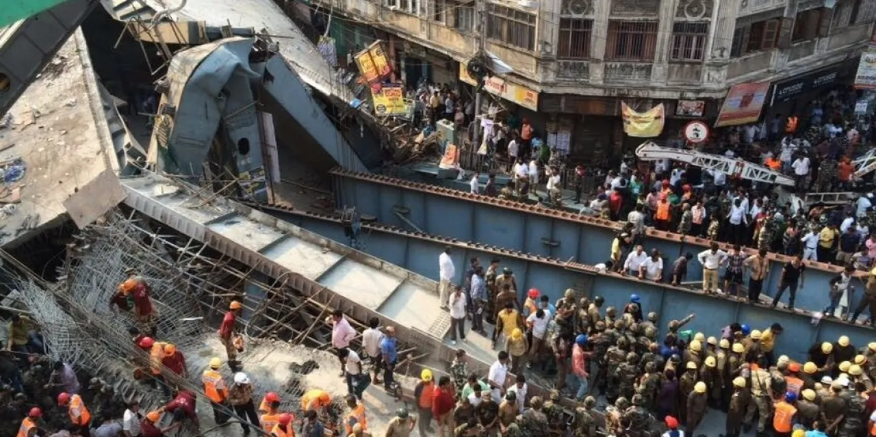 Rozestavěný most se zřítil na rušnou silnici v Indii – dvě desítky ...