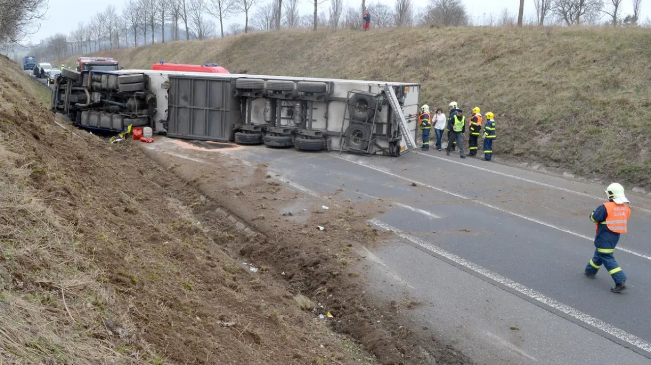 Převrácený kamion zablokoval silnici Praha–Karlovy Vary — ČT24 — Česká ...