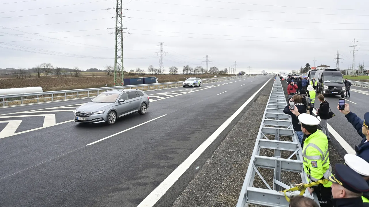 Otevřel se nový úsek dálnice D4 mezi Příbramí a Pískem — ČT24 — Česká ...