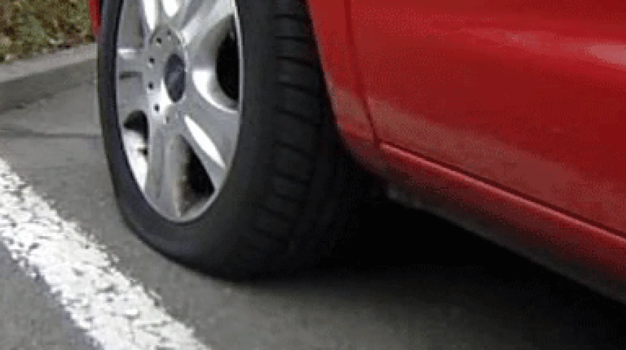 Gang vykrádá auta v Hradci Králové — ČT24 — Česká televize