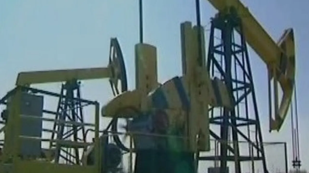 Ropa se prodává kolem 80 dolarů za barel, benzin ale pořád nad 30 korun ...