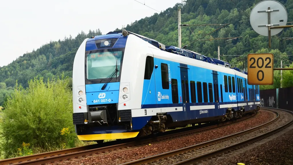 Uplynulé desetiletí českou železnici proměnilo, mizejí malé motoráky i ...