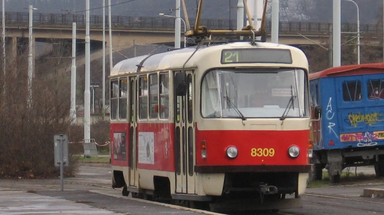 Tramvaj v Praze srazila člověka, trať v Poděbradské byla uzavřena — ČT24 — Česká televize