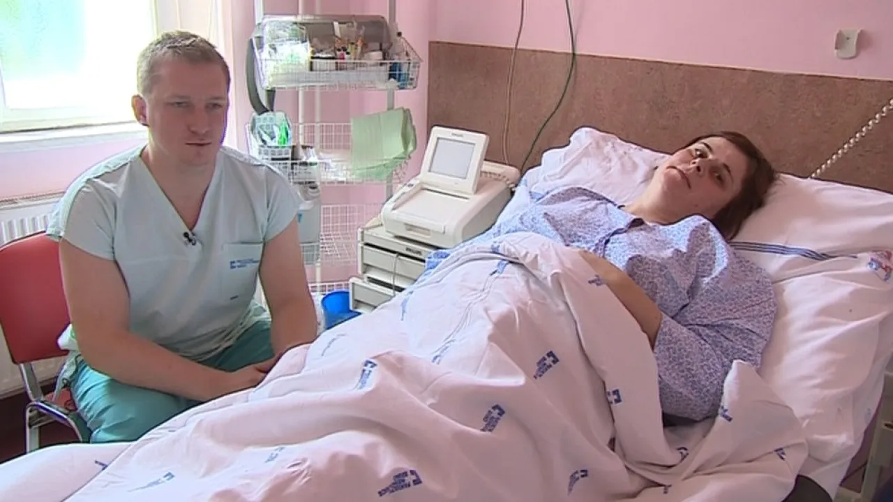 Nové trendy v porodnicích: miminka zůstávají bezprostředně po porodu u matek — ČT24 — Česká televize