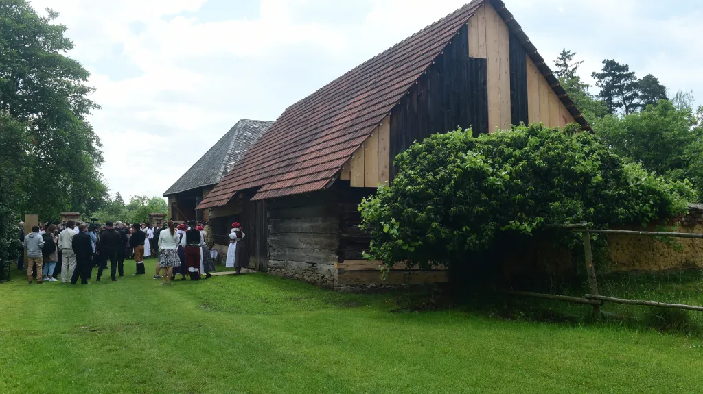 V Příkazích na Olomoucku nově stojí historická roubená stodola ...