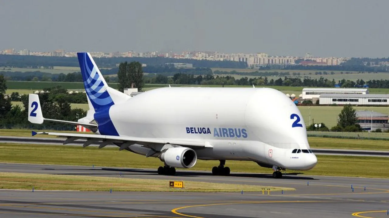 V Ruzyni pobýval obří nákladní Airbus Beluga — ČT24 — Česká televize