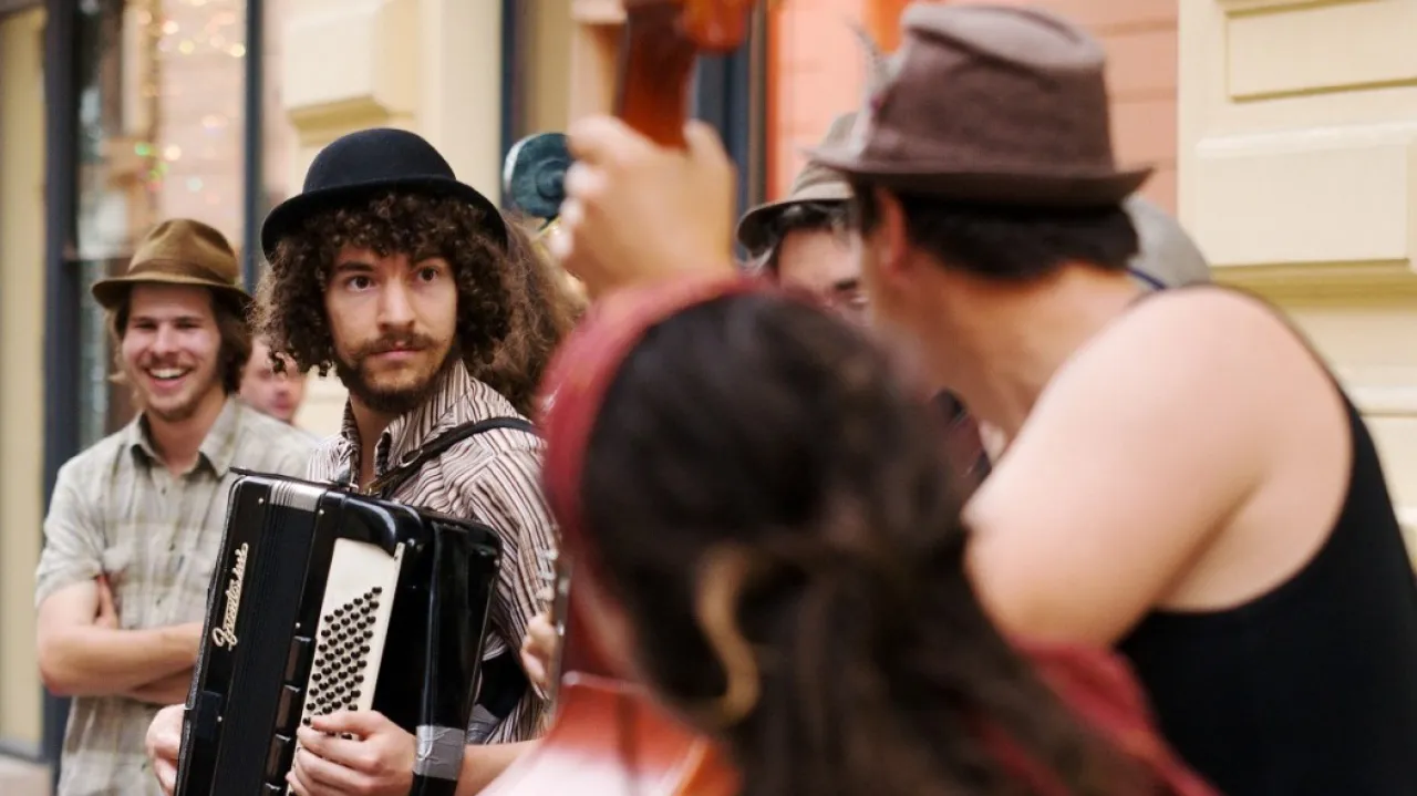 Busking - Bretaň v rytmu gypsy swingu — ČT24 — Česká televize