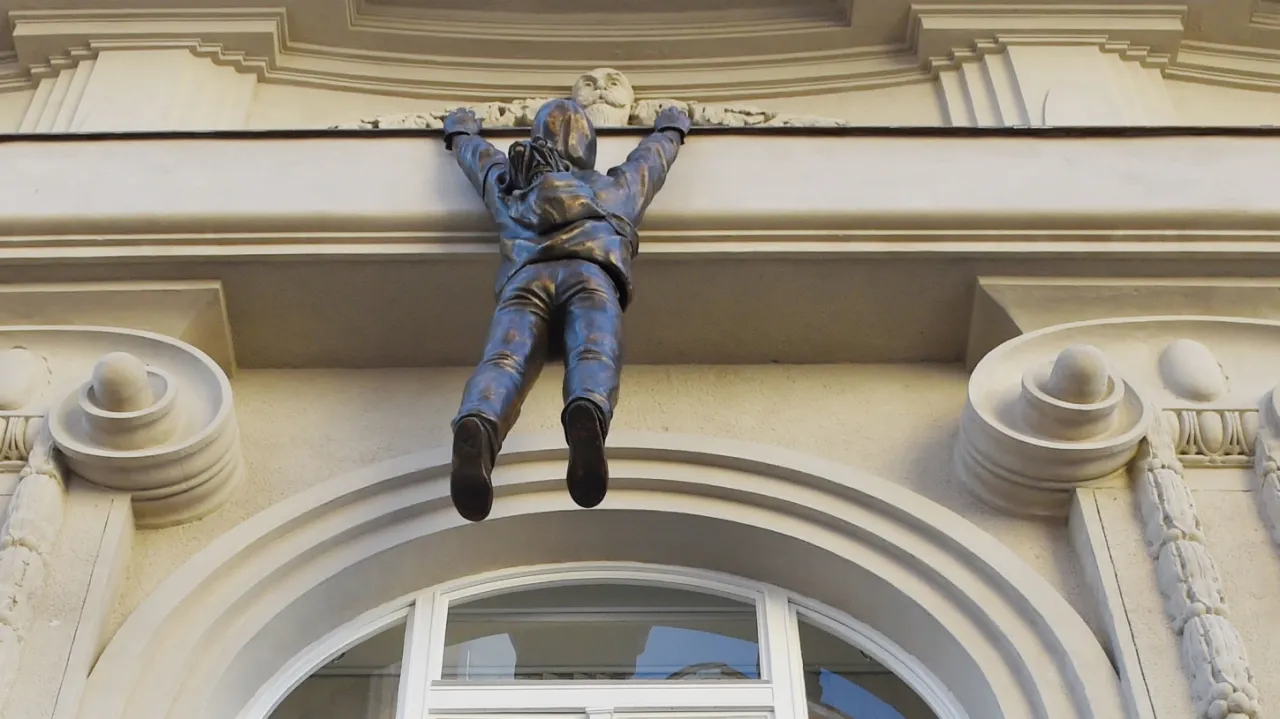 Lupič Davida Černého se snaží vykrást muzeum. Socha ručkuje po stěně ...