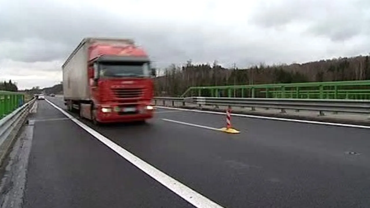 Na dokončené části silnice R6 se u Jenišova sesula část náspu — ČT24 ...