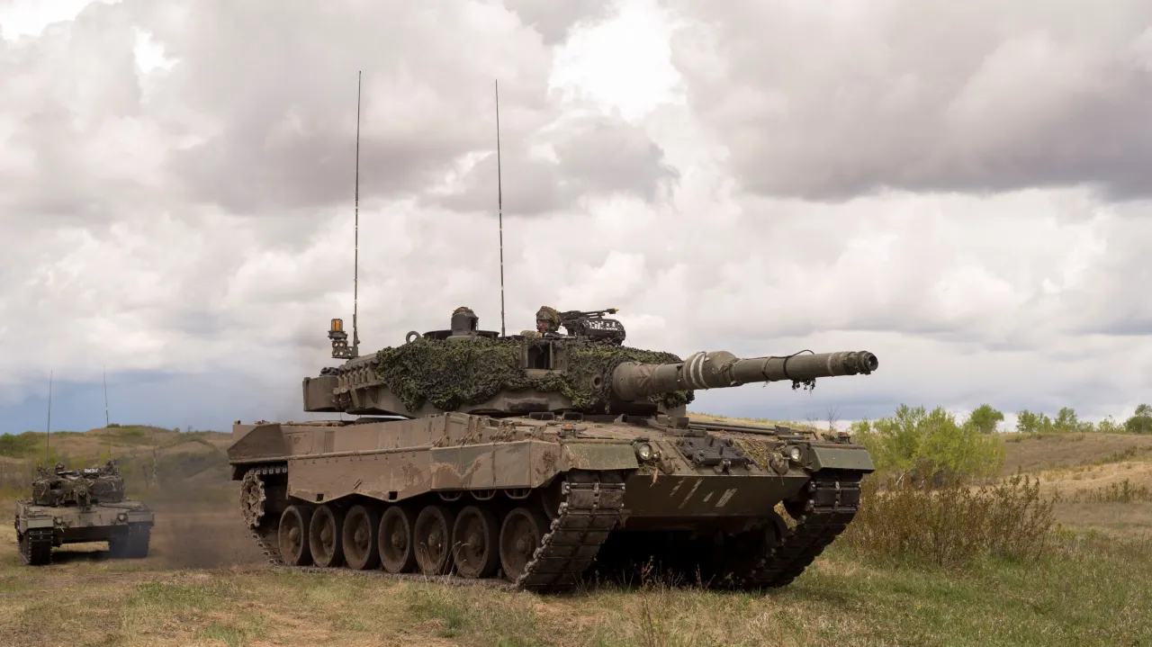 Česko koupí 14 tanků Leopard 2A4 — ČT24 — Česká televize