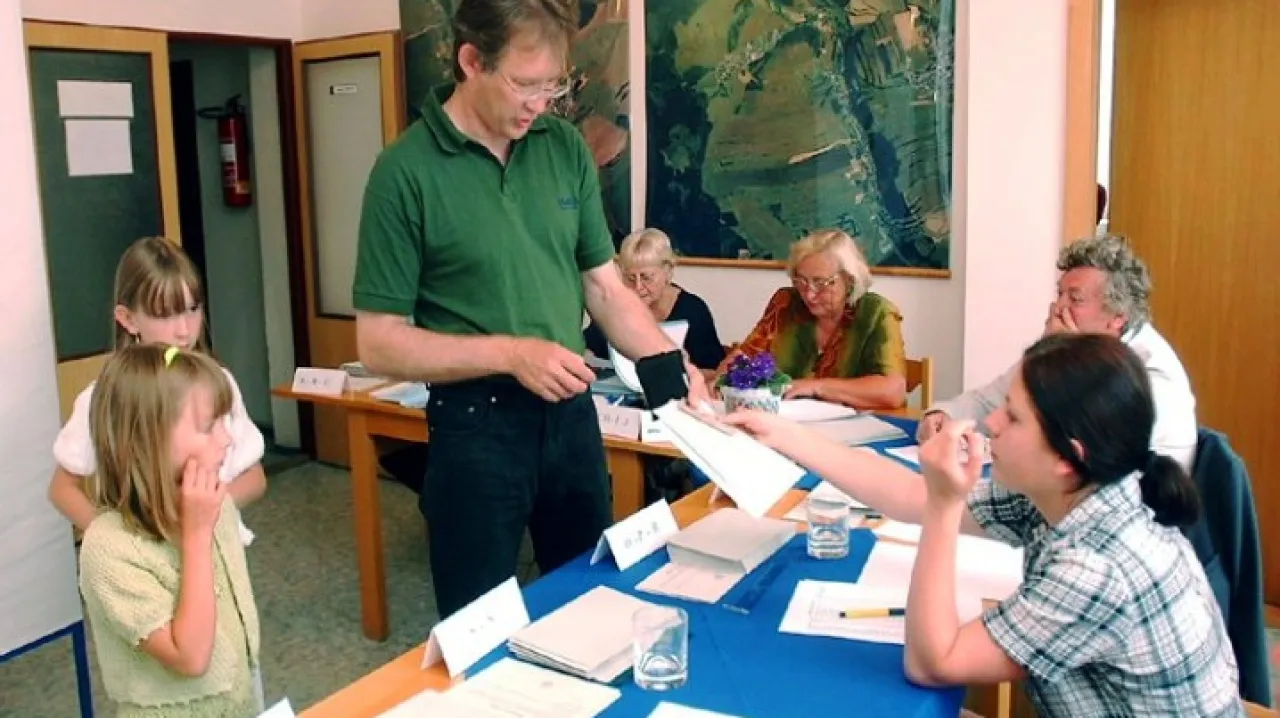 Rath na rozdíl od plzeňské ČSSD počítá s možností krajského referenda — ČT24 — Česká televize