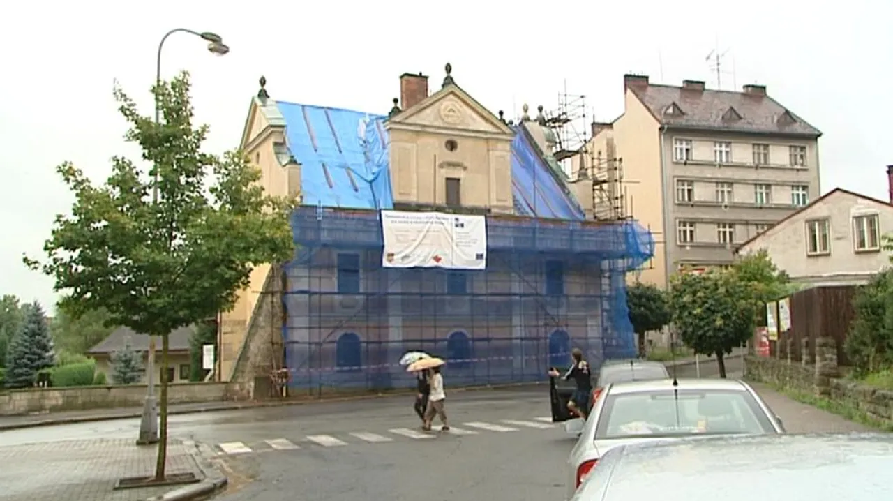 Muzeu sundali stavebníci střechu, potom utekli — ČT24 — Česká televize