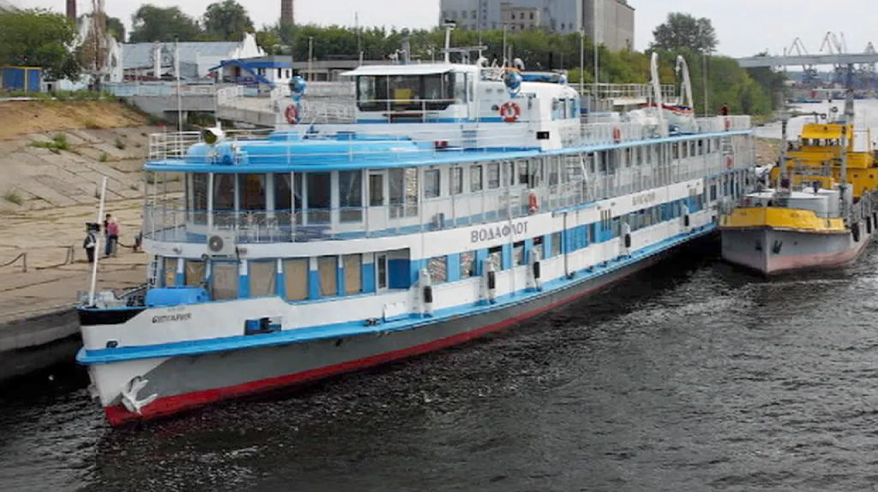 Místo záchranných kruhů záchodová prkénka — ČT24 — Česká televize