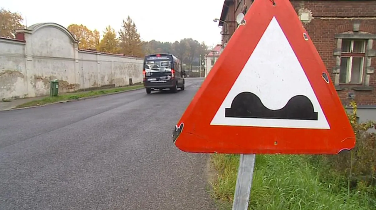 Starostové žádají kraj: Nepodepisujte smlouvy na opravu silnic — ČT24 ...