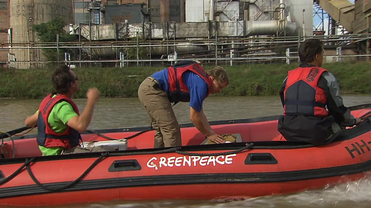Greenpeace kontroluje kvalitu vody v Labi — ČT24 — Česká televize